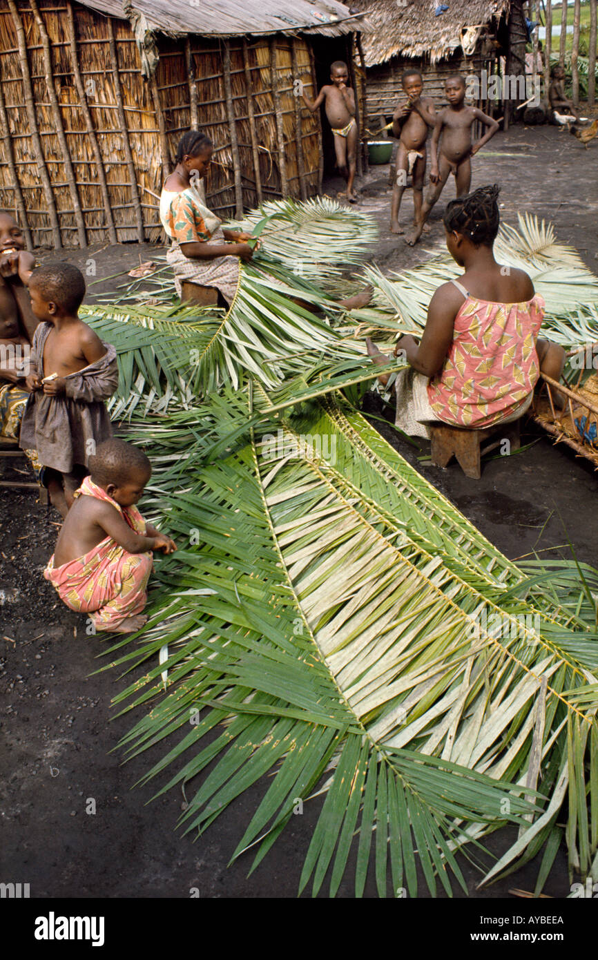 African thatch roof weaving hi-res stock photography and images - Alamy