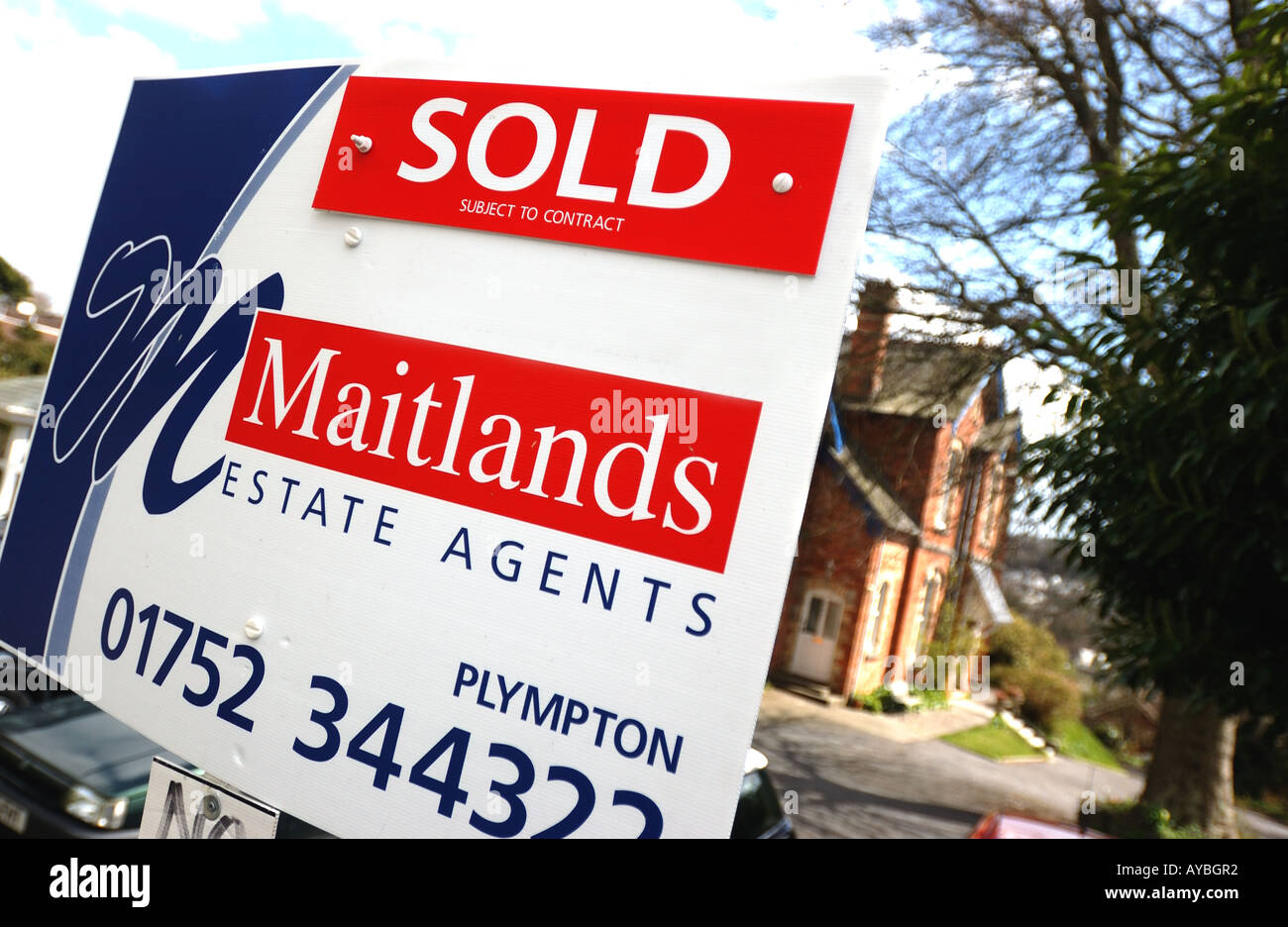House property for sale sold sign Stock Photo - Alamy