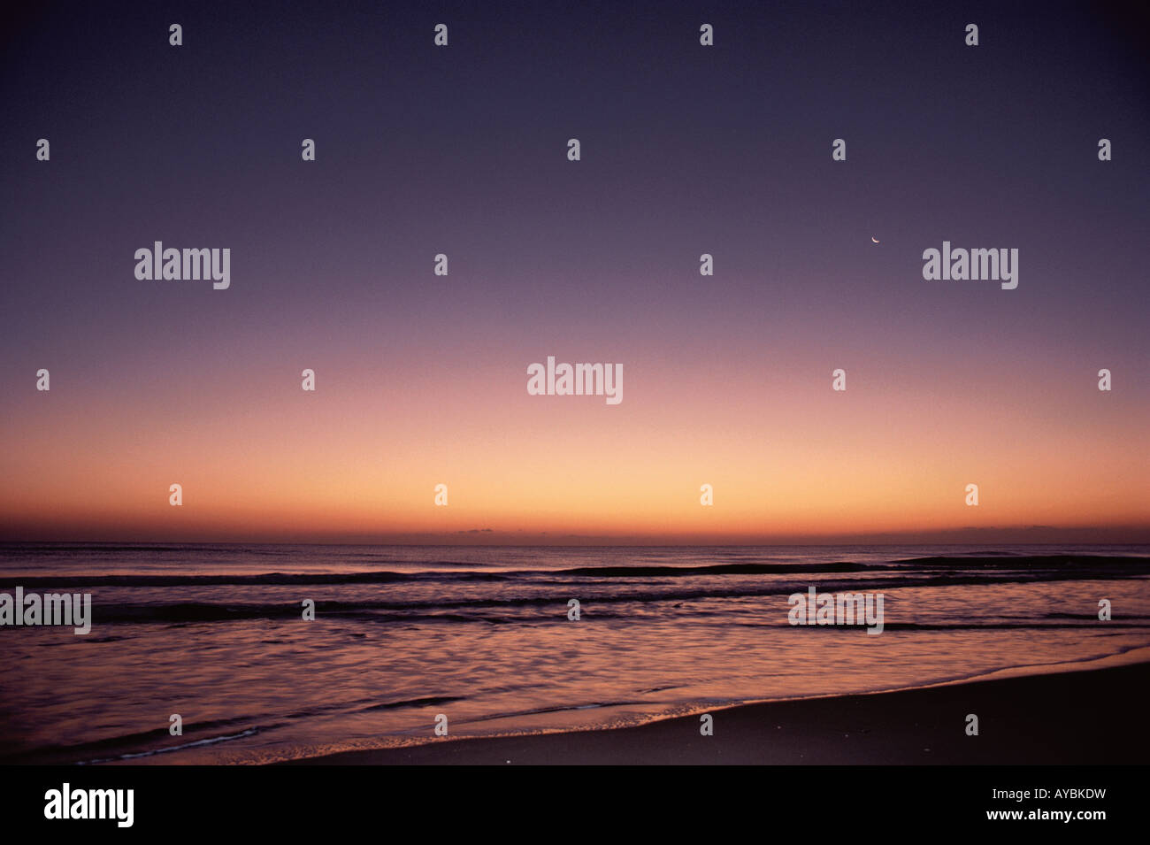 Sunrises over oceans hi-res stock photography and images - Alamy
