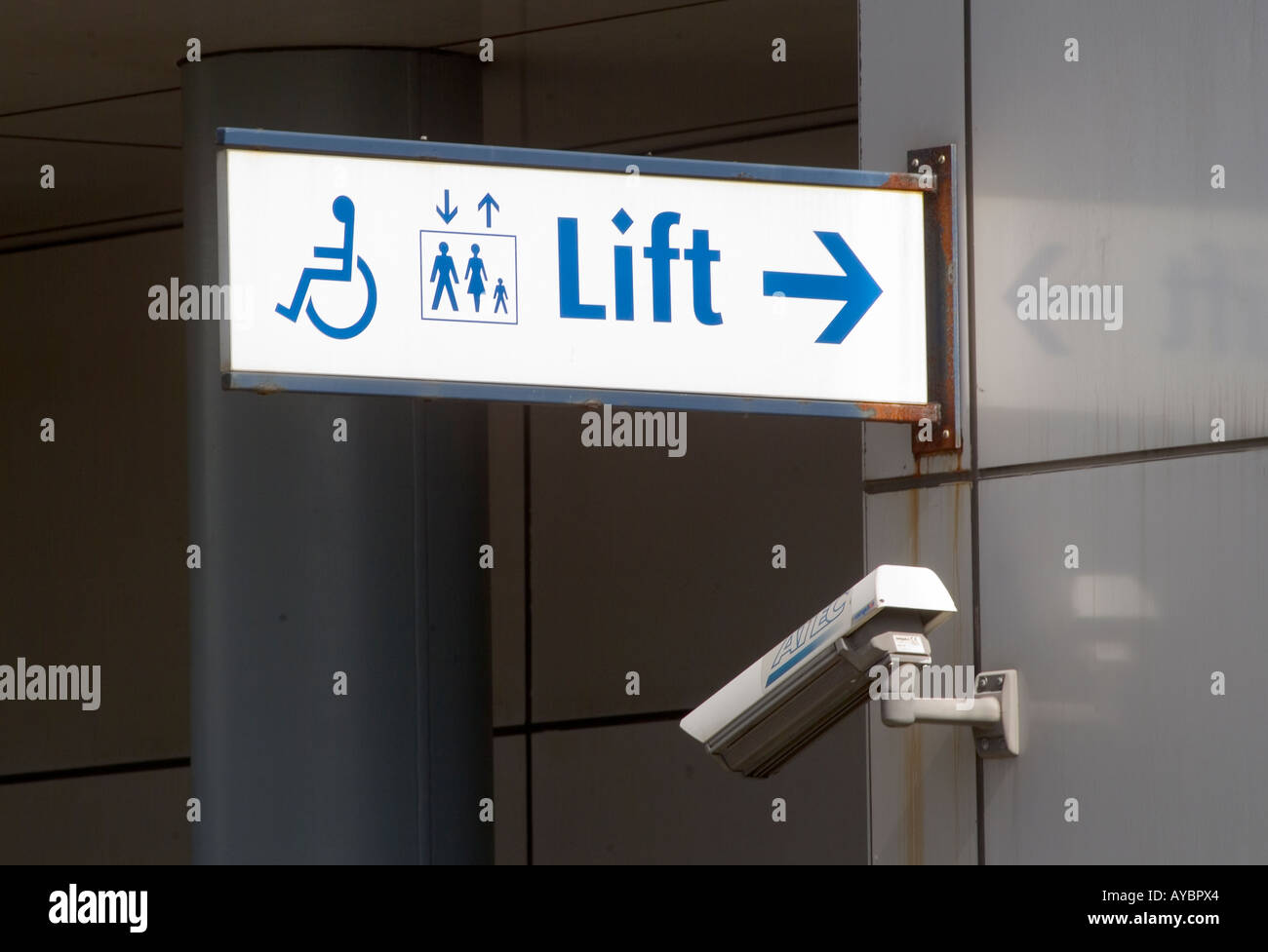 Sign pointing to lift at a railway station in the UK Stock Photo - Alamy