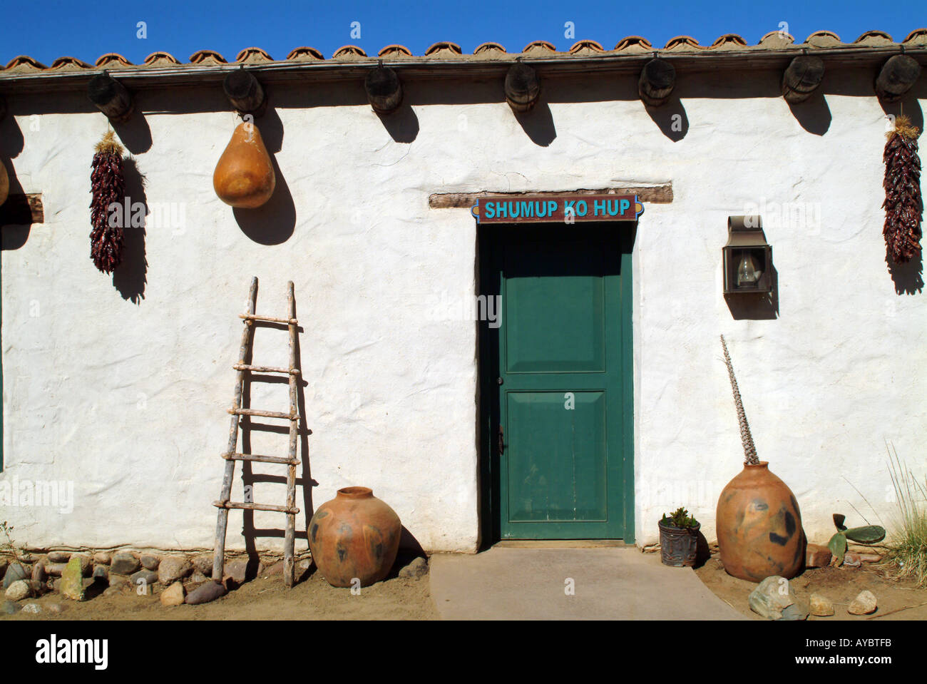 California native indian home hi-res stock photography and images - Alamy