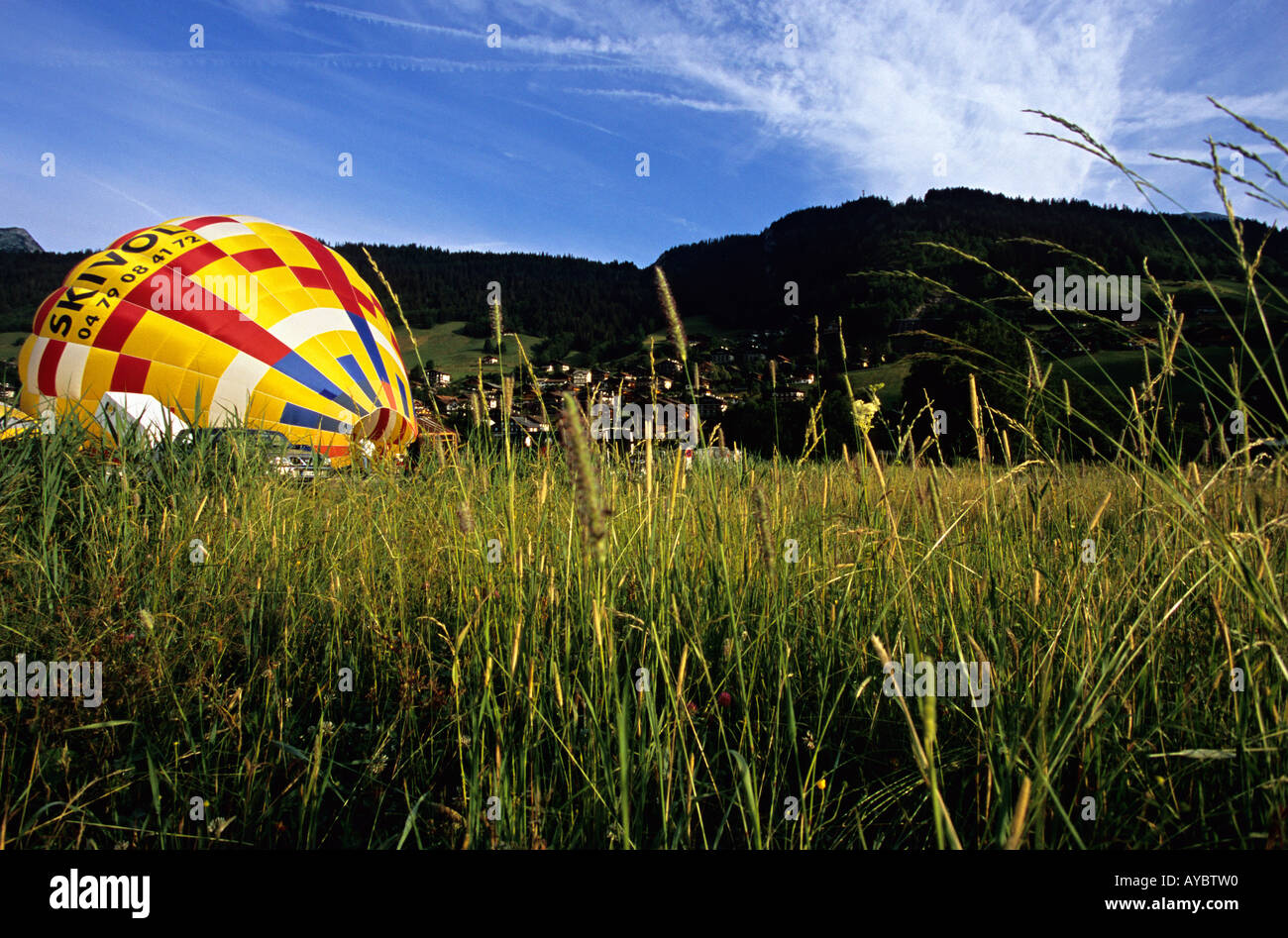 Hot air balloons take city hi-res stock photography and images - Alamy