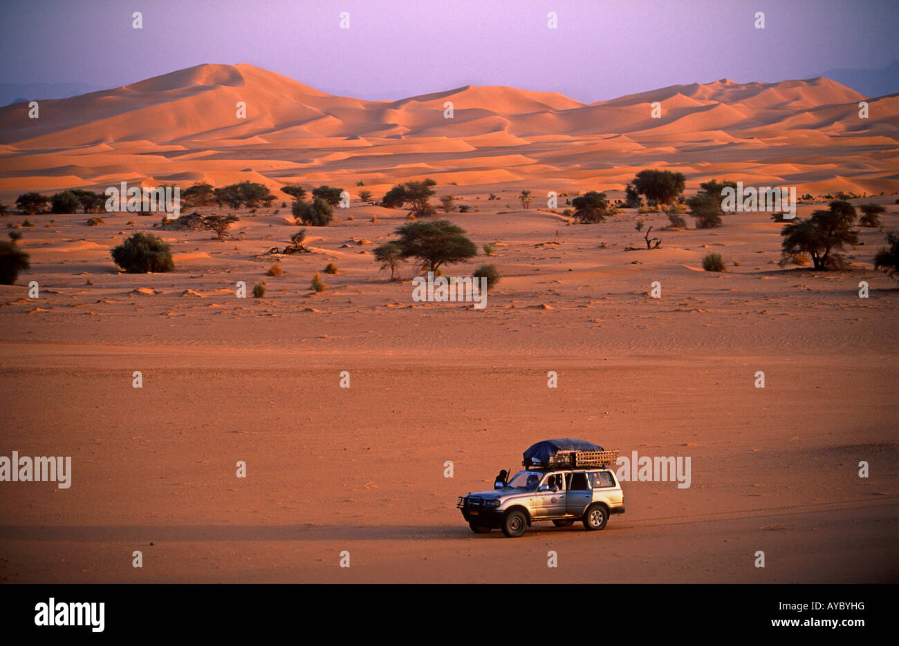 Niger, Tenere Desert. Four Wheel Drive vehicle on the edge of the ...