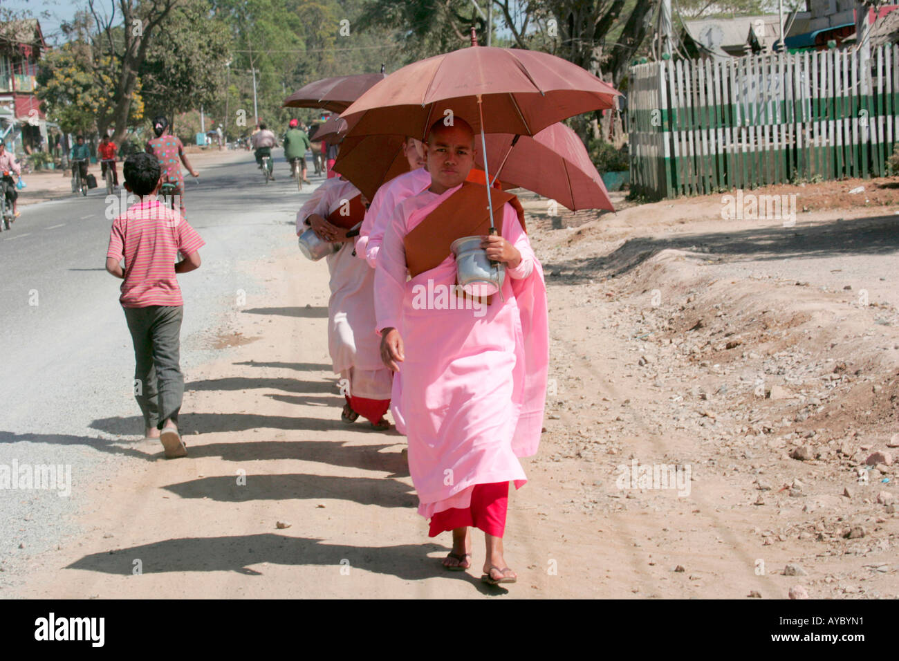 Burmese Buddhist nuns at Maymyo, (Pyin U Lwin), Burma, (Myanmar Stock ...
