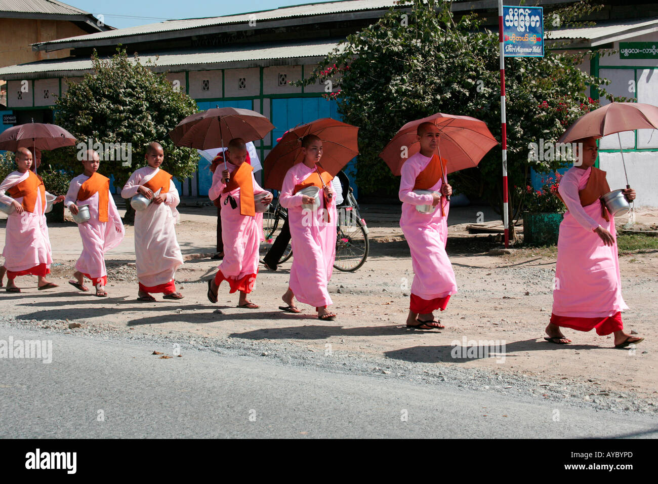 Burmese Buddhist nuns at Maymyo, (Pyin U Lwin), Burma, (Myanmar Stock ...