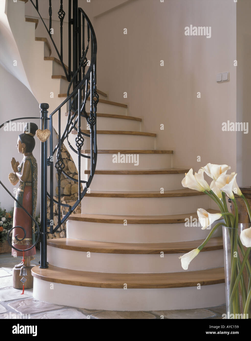 Flat vertical steel sculpture hi-res stock photography and images - Alamy