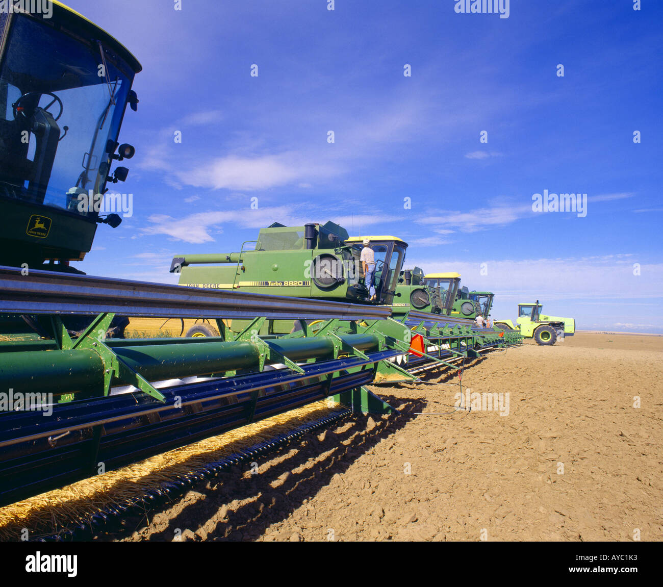 John deere combines hi-res stock photography and images - Alamy