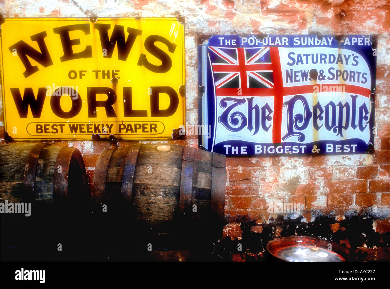 Victorian pub signs hi-res stock photography and images - Alamy