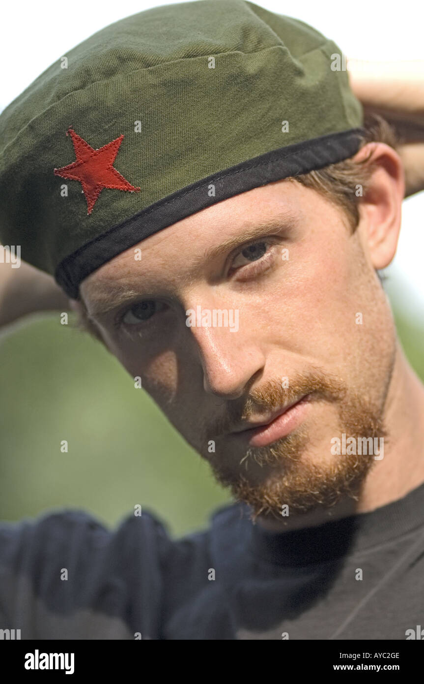 Man wearing Che Guevera Cuban revolution military beret Stock Photo - Alamy