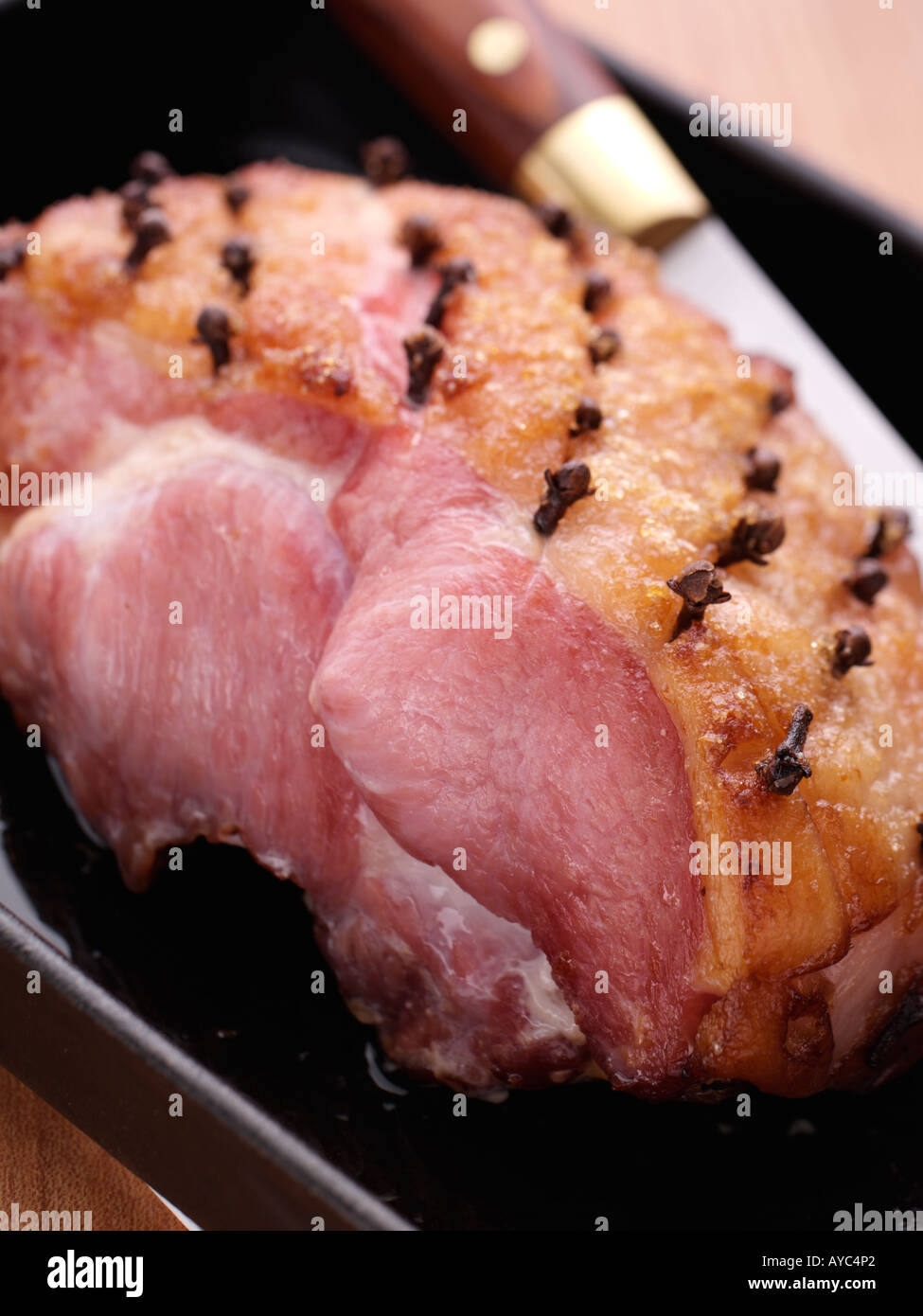 Whole roast gammon in roasting pan hi-res stock photography and images ... Whole roast gammon in roasting pan hi-res stock photography and images ...