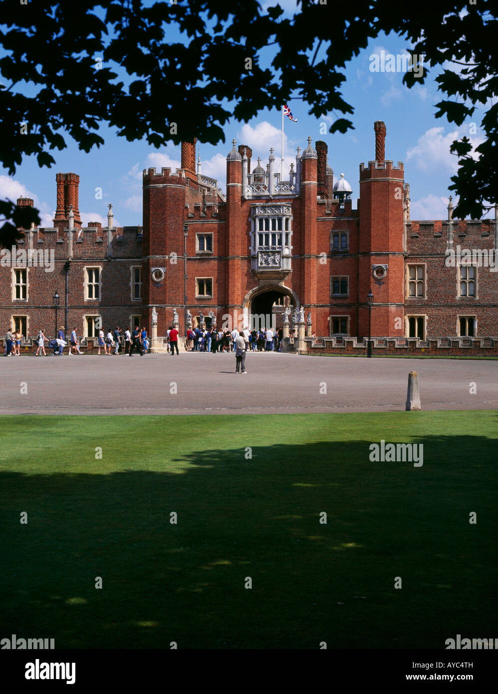 Hampton court london tudor building hi-res stock photography and images ...