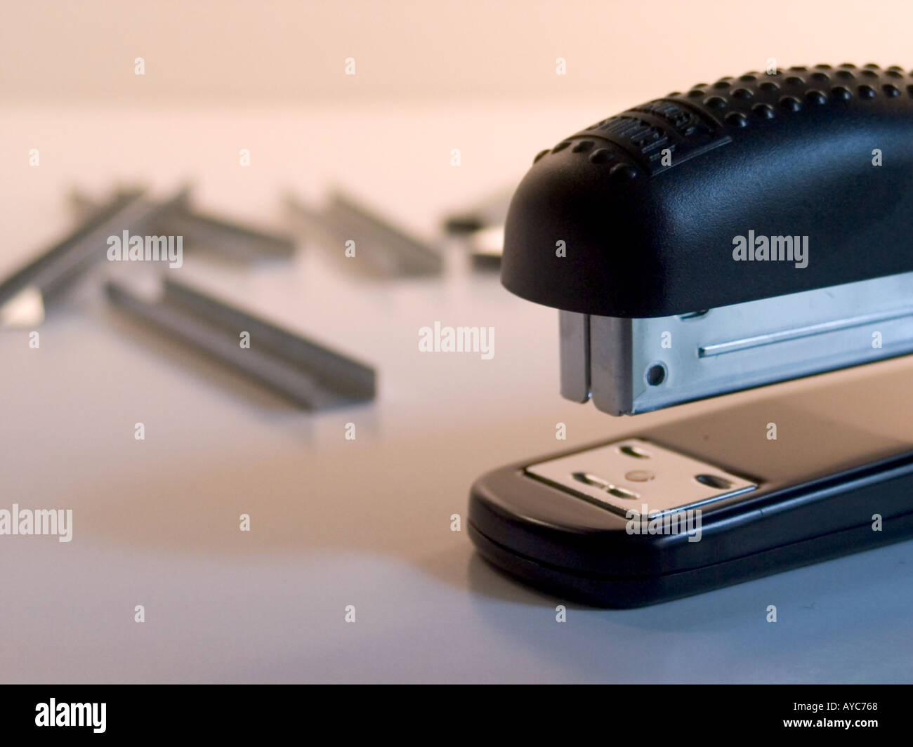Stapler and staples Stock Photo - Alamy