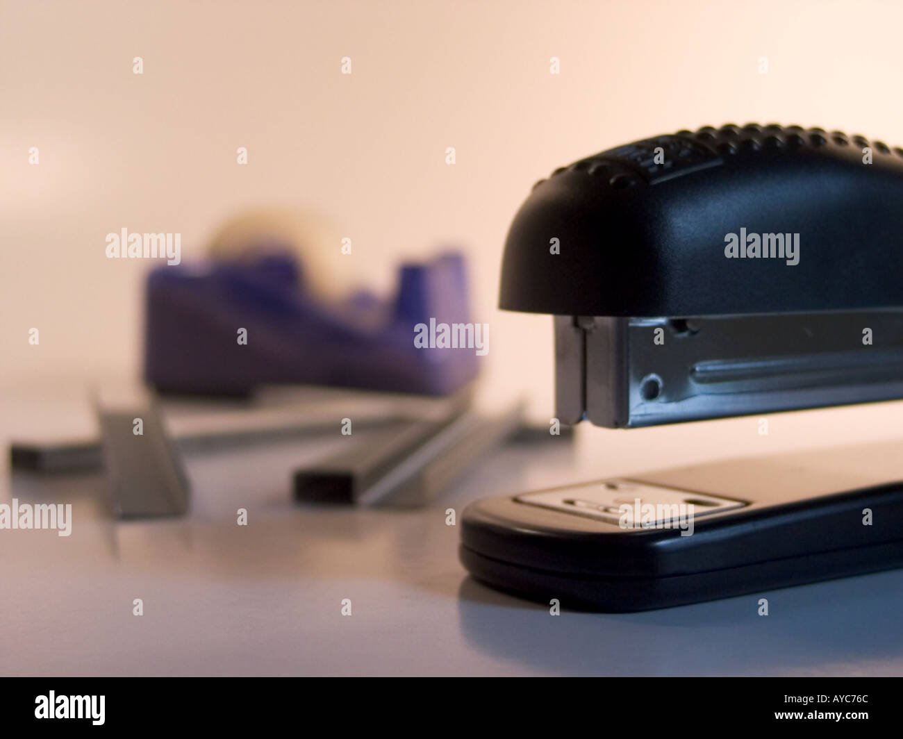 Stapler and staples Stock Photo - Alamy