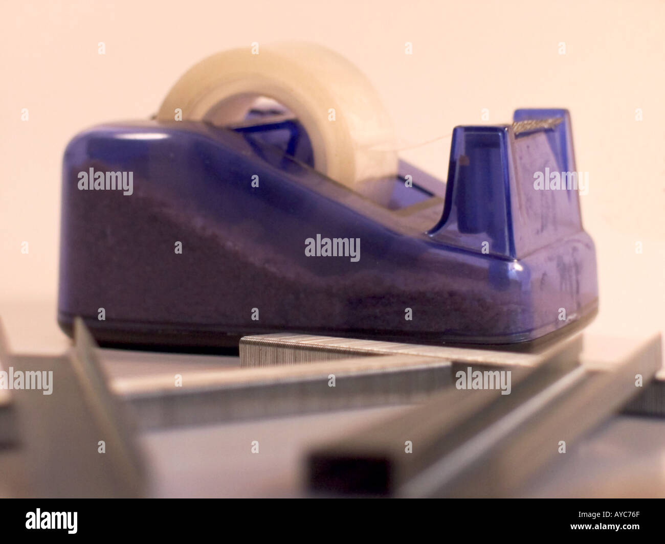 Stapler and staples Stock Photo - Alamy