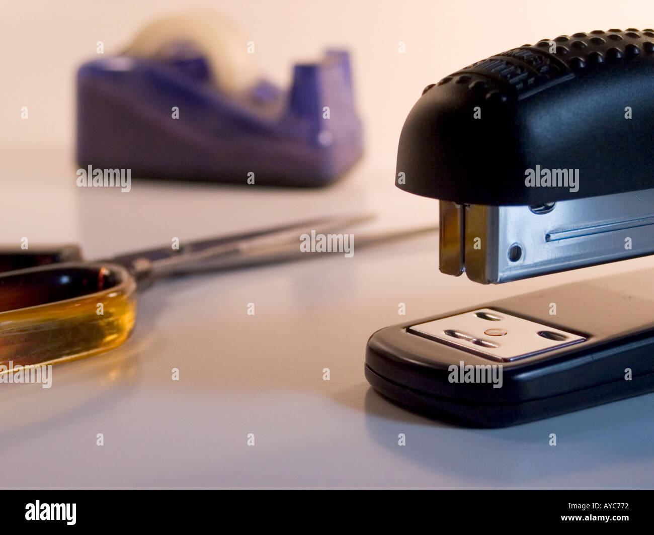 Stapler and staples Stock Photo - Alamy