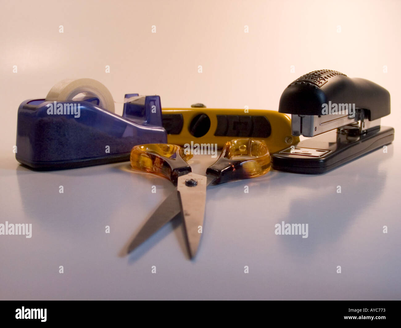 Stapler and staples Stock Photo - Alamy