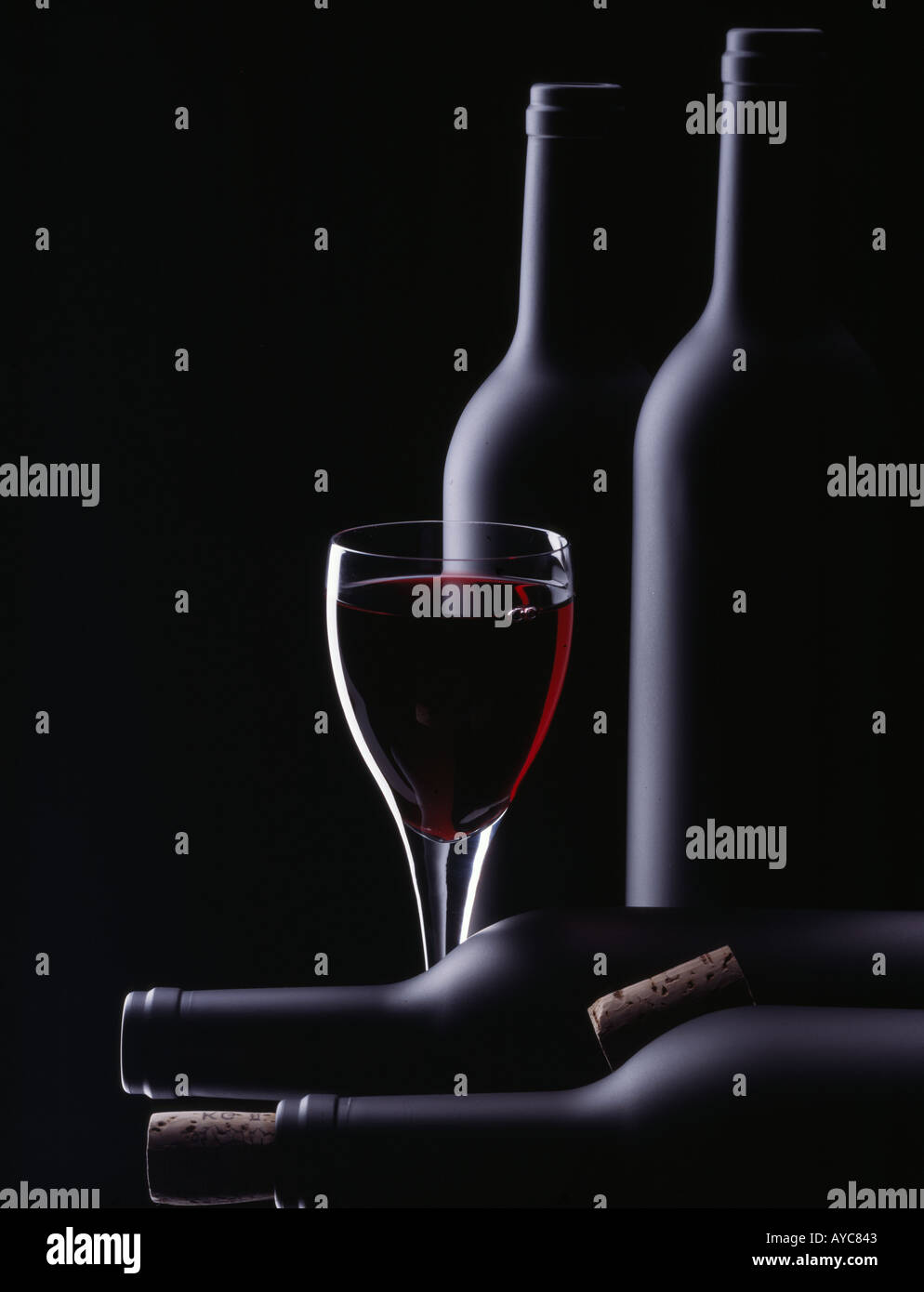 Four red wine bottles hi-res stock photography and images - Alamy