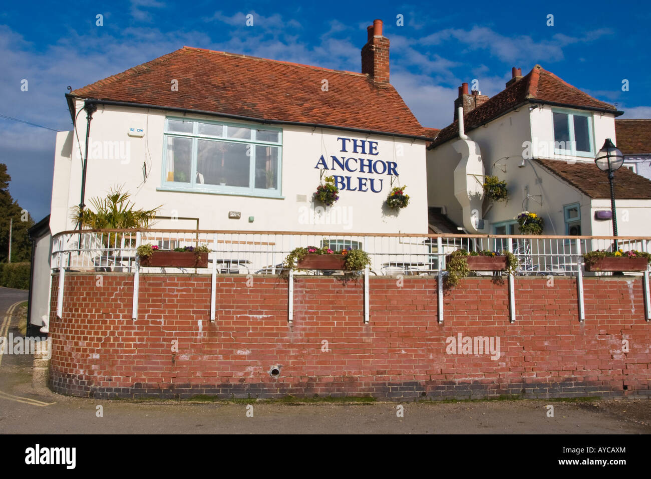Bosham pub inn waterside shore road hi-res stock photography and images ...