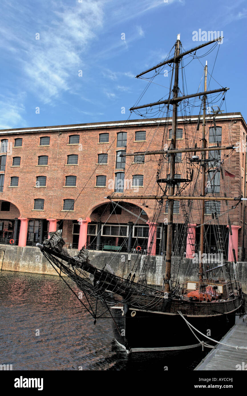 Old rigged boat in the Albert Docks Stock Photo - Alamy