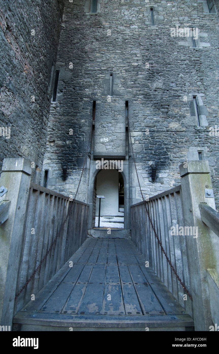 Draw bridge castle hi-res stock photography and images - Alamy
