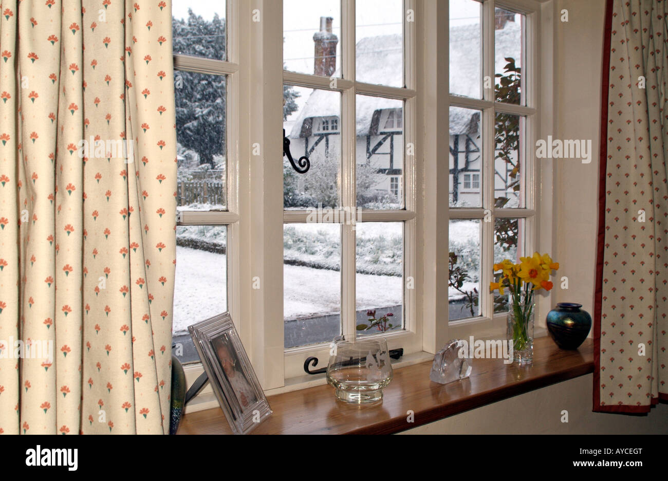 Winter snow scene through window hi-res stock photography and images ...