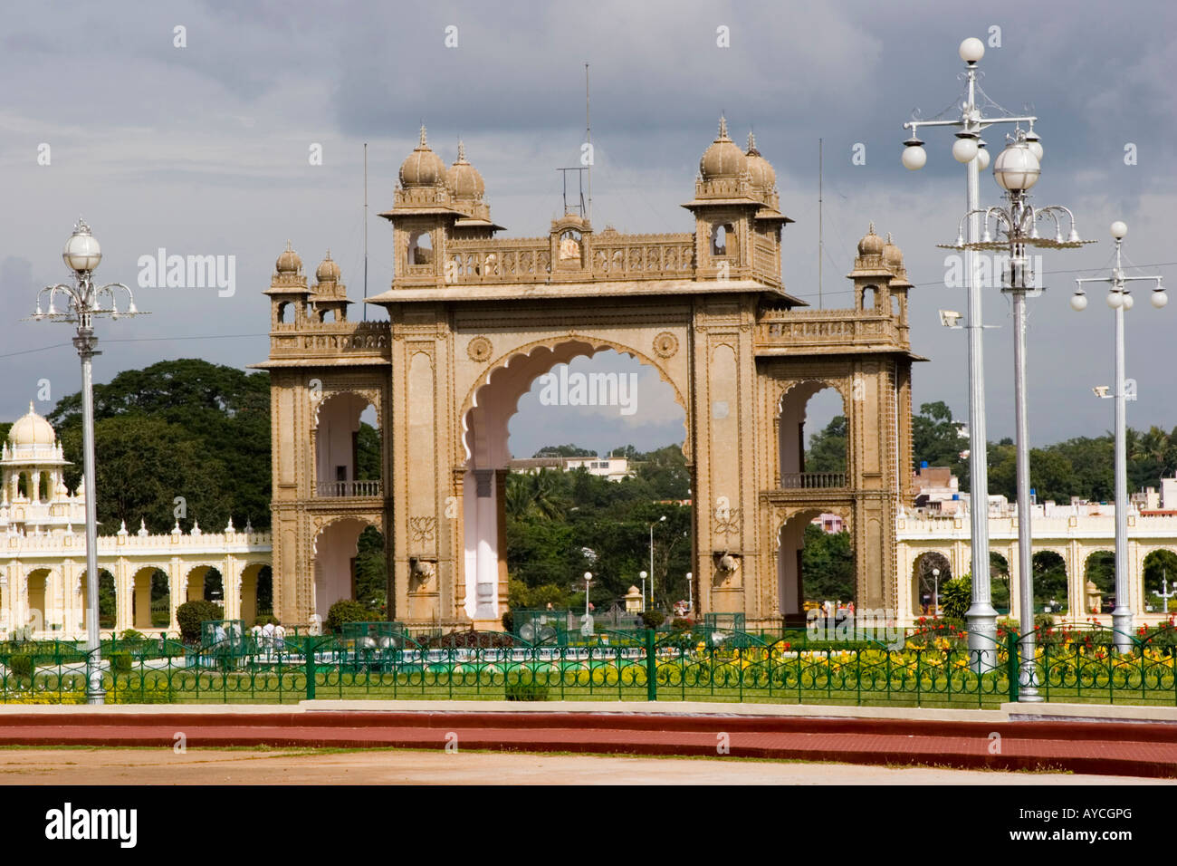 The arched gate entrance to the grounds of Mysore palace Stock Photo ...