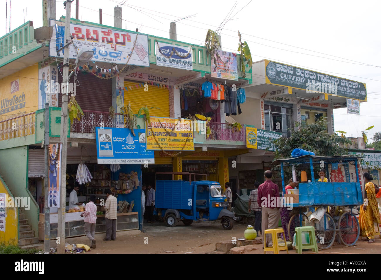Shops and crowded street scene in Mysore India Stock Photo - Alamy