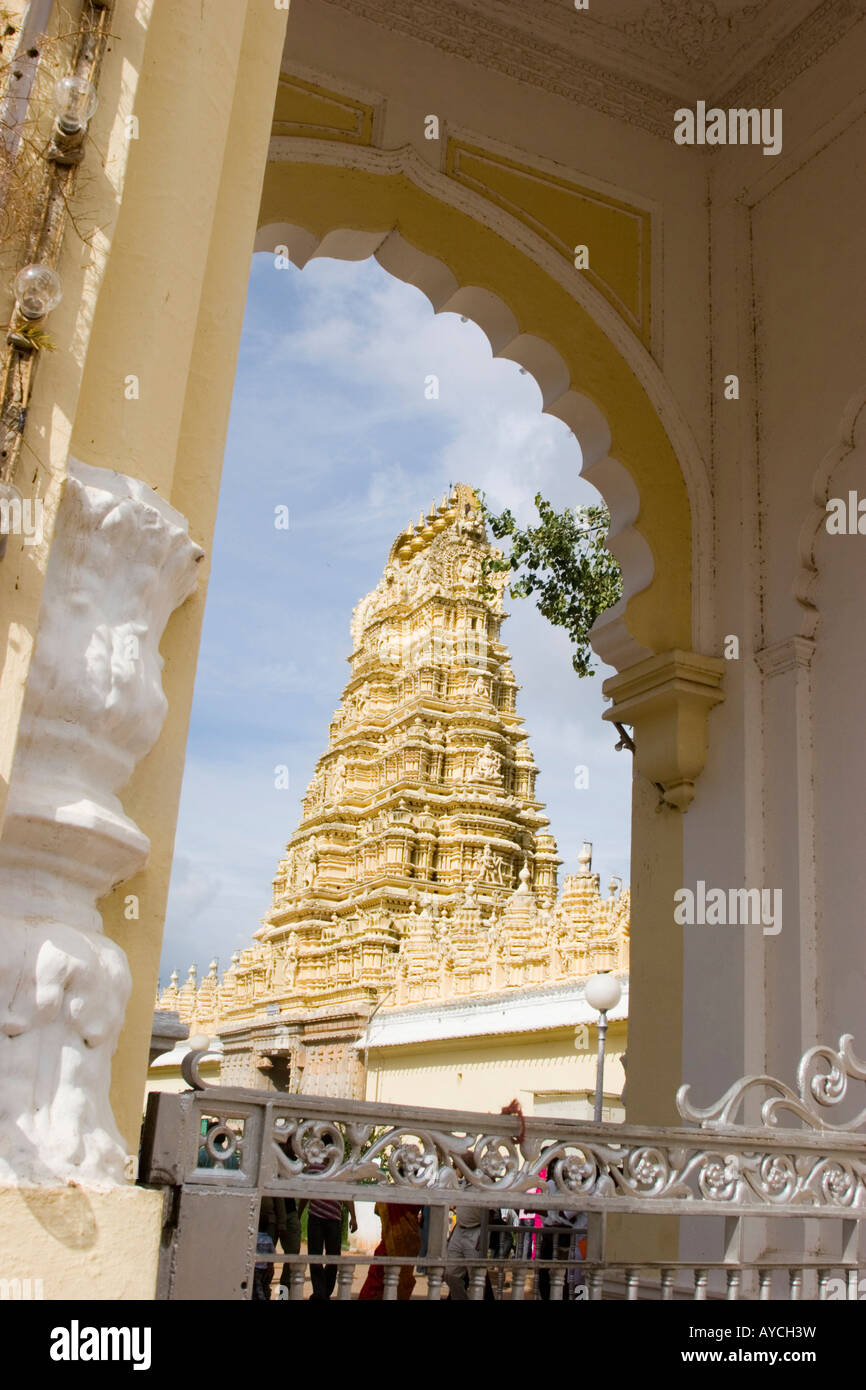 One of the temples at the gateway entrances to Mysore Palace Stock ...