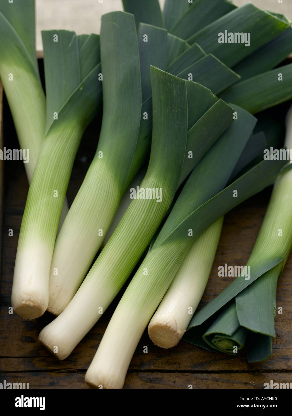 Organic harvested leeks in wooden crate Stock Photo - Alamy