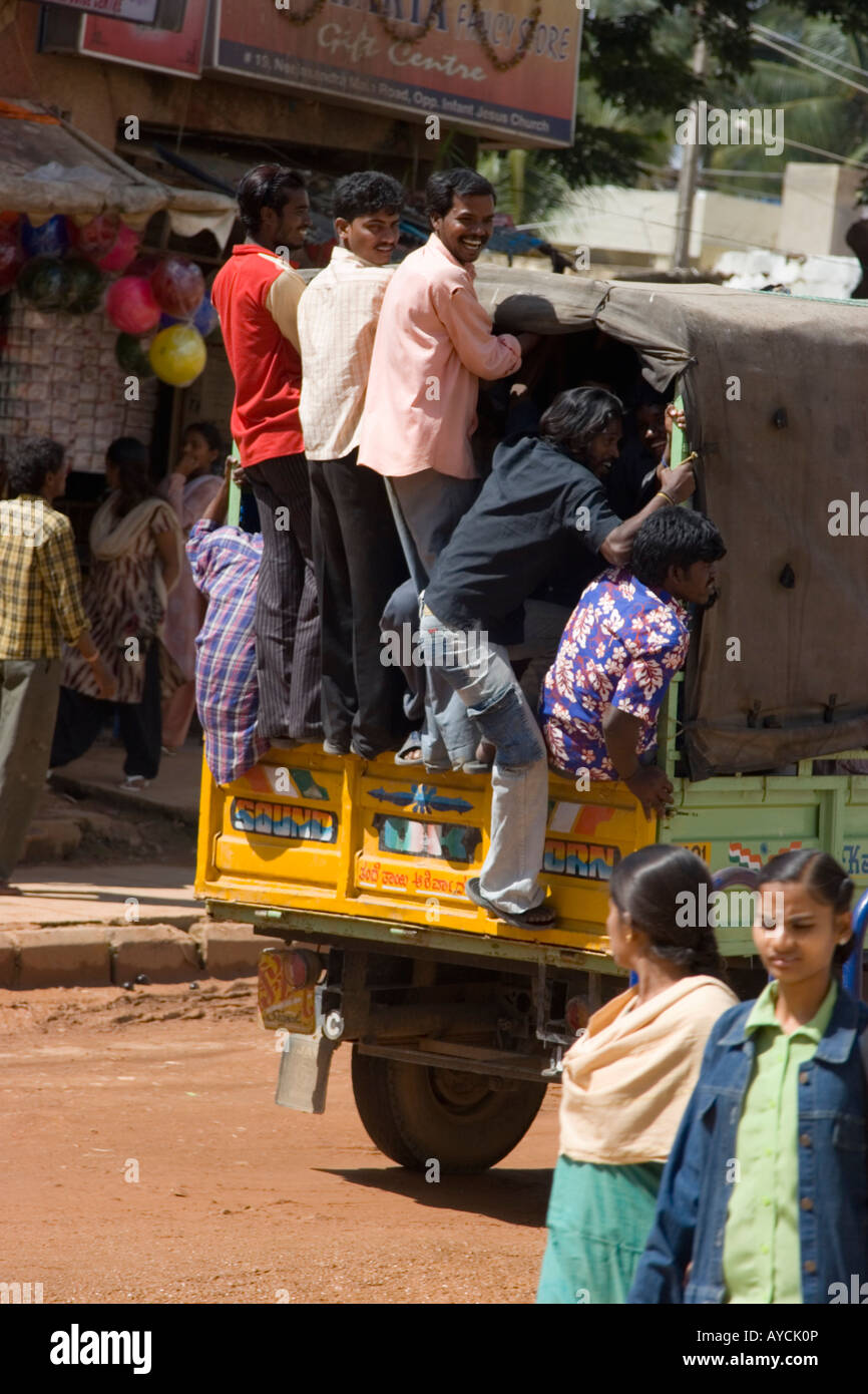 Hitch a ride india hi-res stock photography and images - Alamy