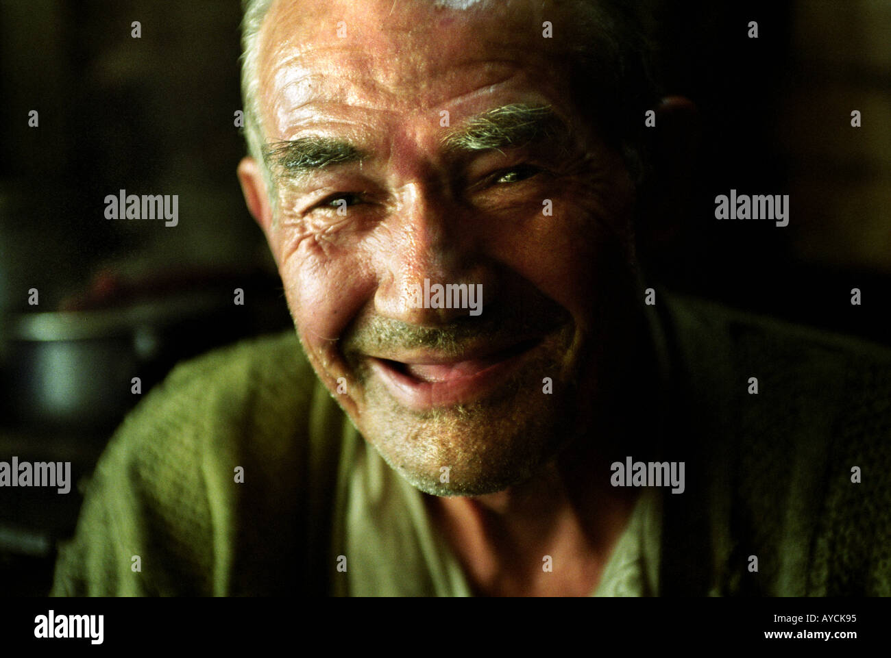Toothless grin old man hi-res stock photography and images - Alamy