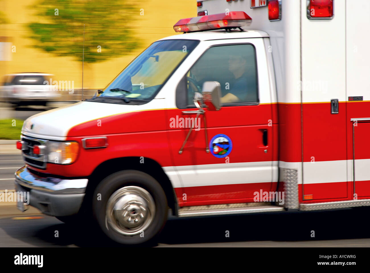 American ambulance flashing hi-res stock photography and images - Alamy