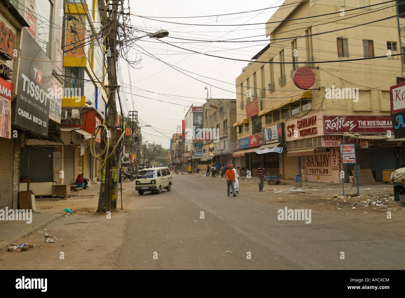 Rubbish in street delhi hi-res stock photography and images - Alamy