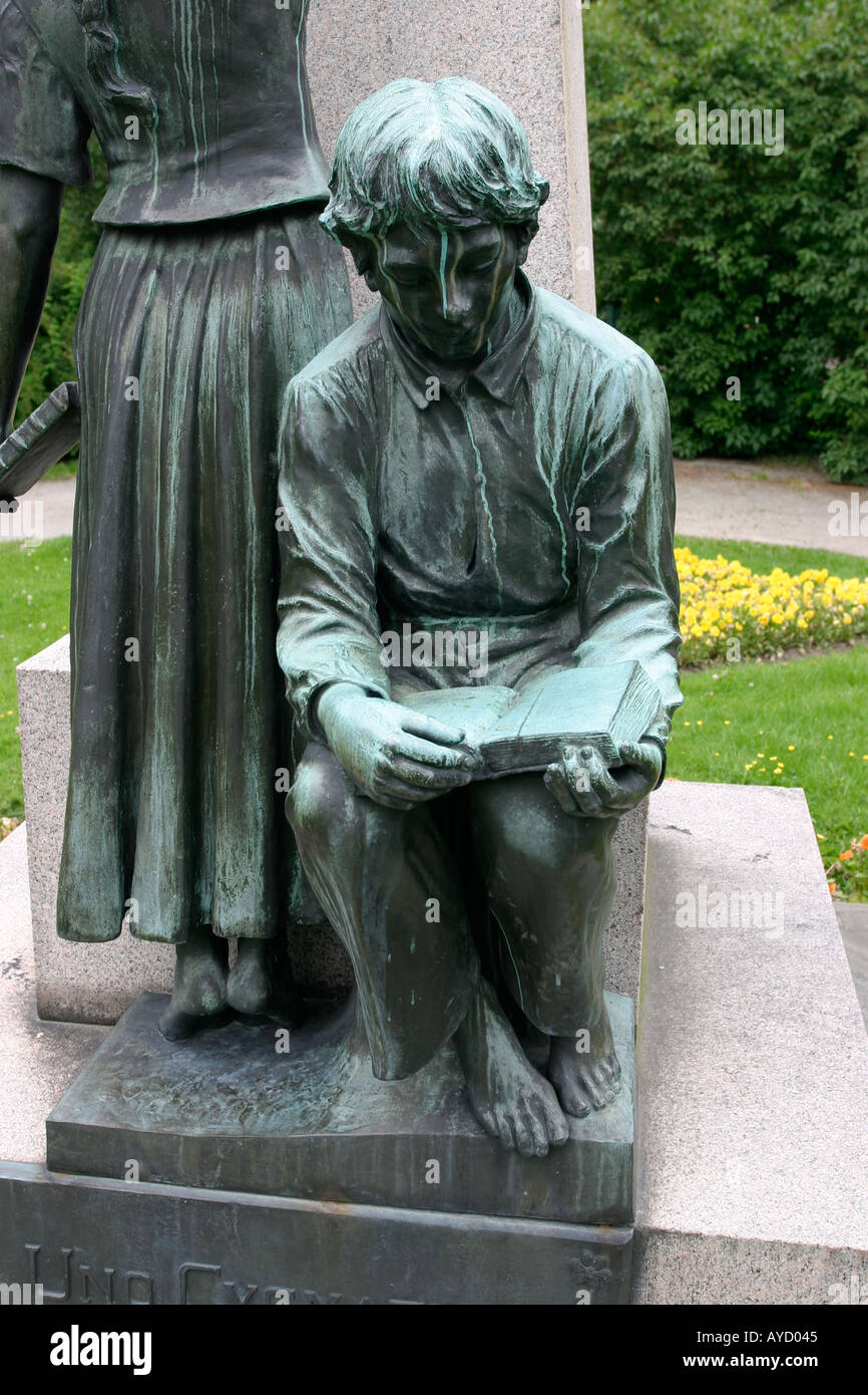 Children reading statue hi-res stock photography and images - Alamy