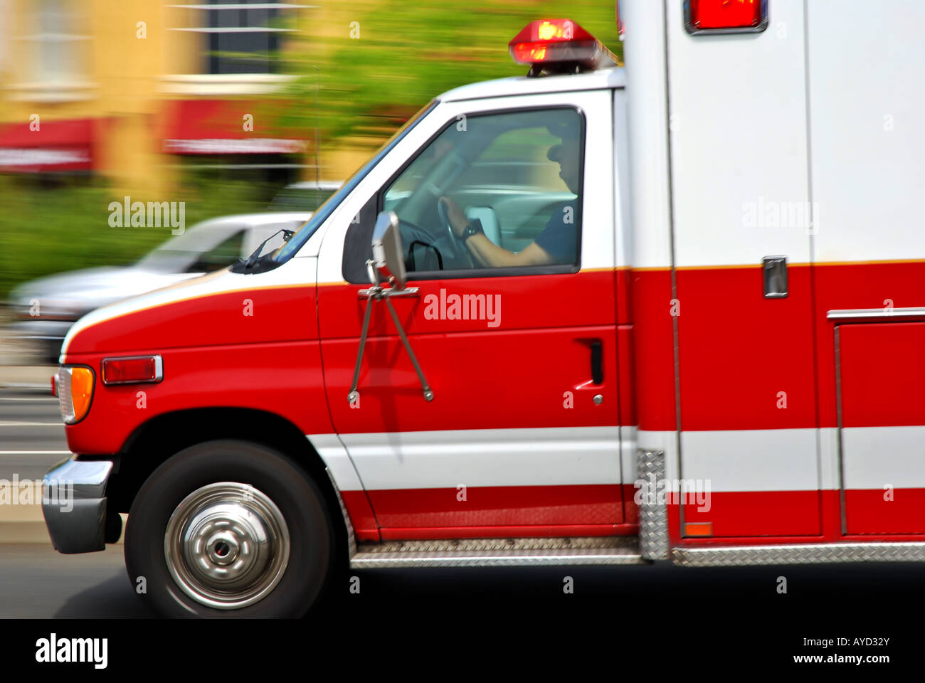 American ambulance flashing hi-res stock photography and images - Alamy