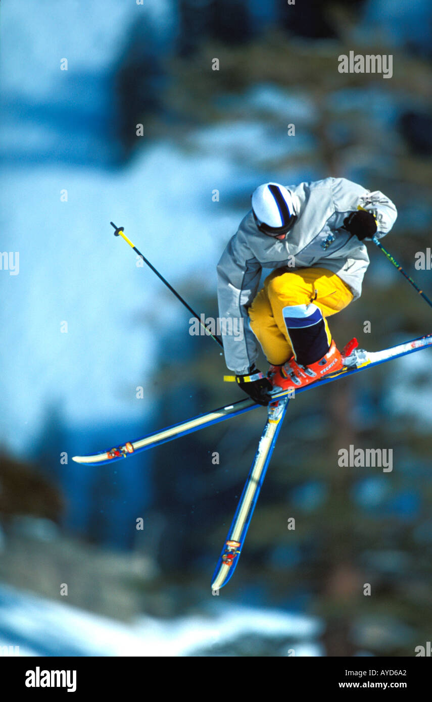 Crossed skis in snow hi-res stock photography and images - Alamy