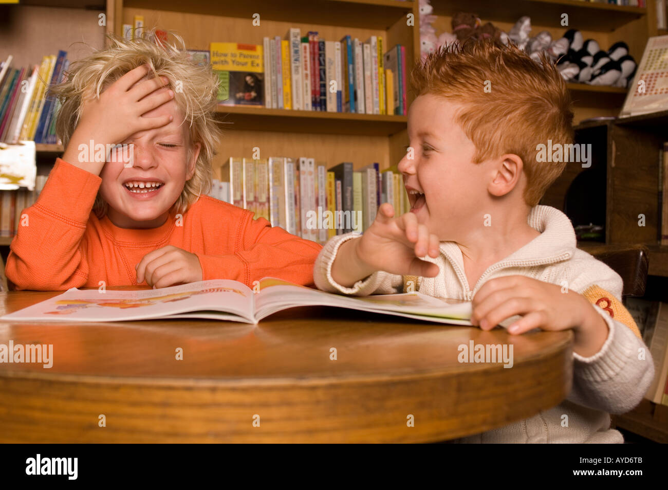 Children reading in library Stock Photo - Alamy