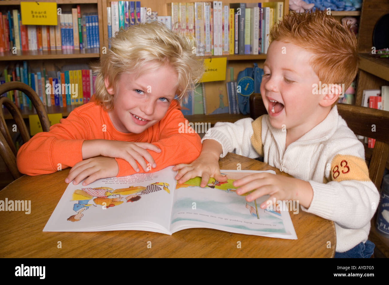 Children reading in library Stock Photo - Alamy