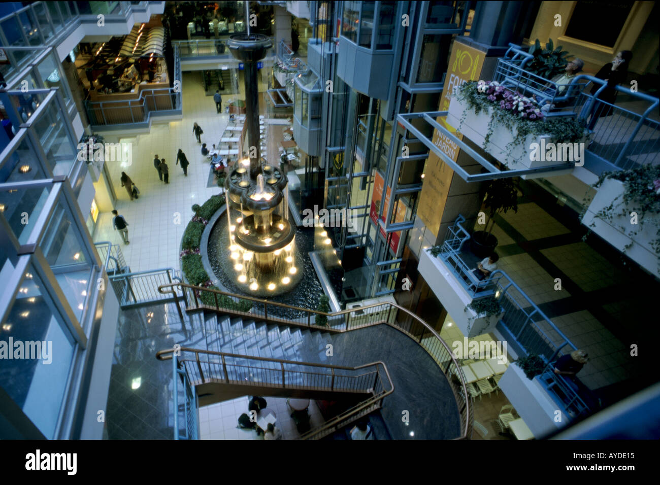 Canada Montreal shopping centre Stock Photo - Alamy