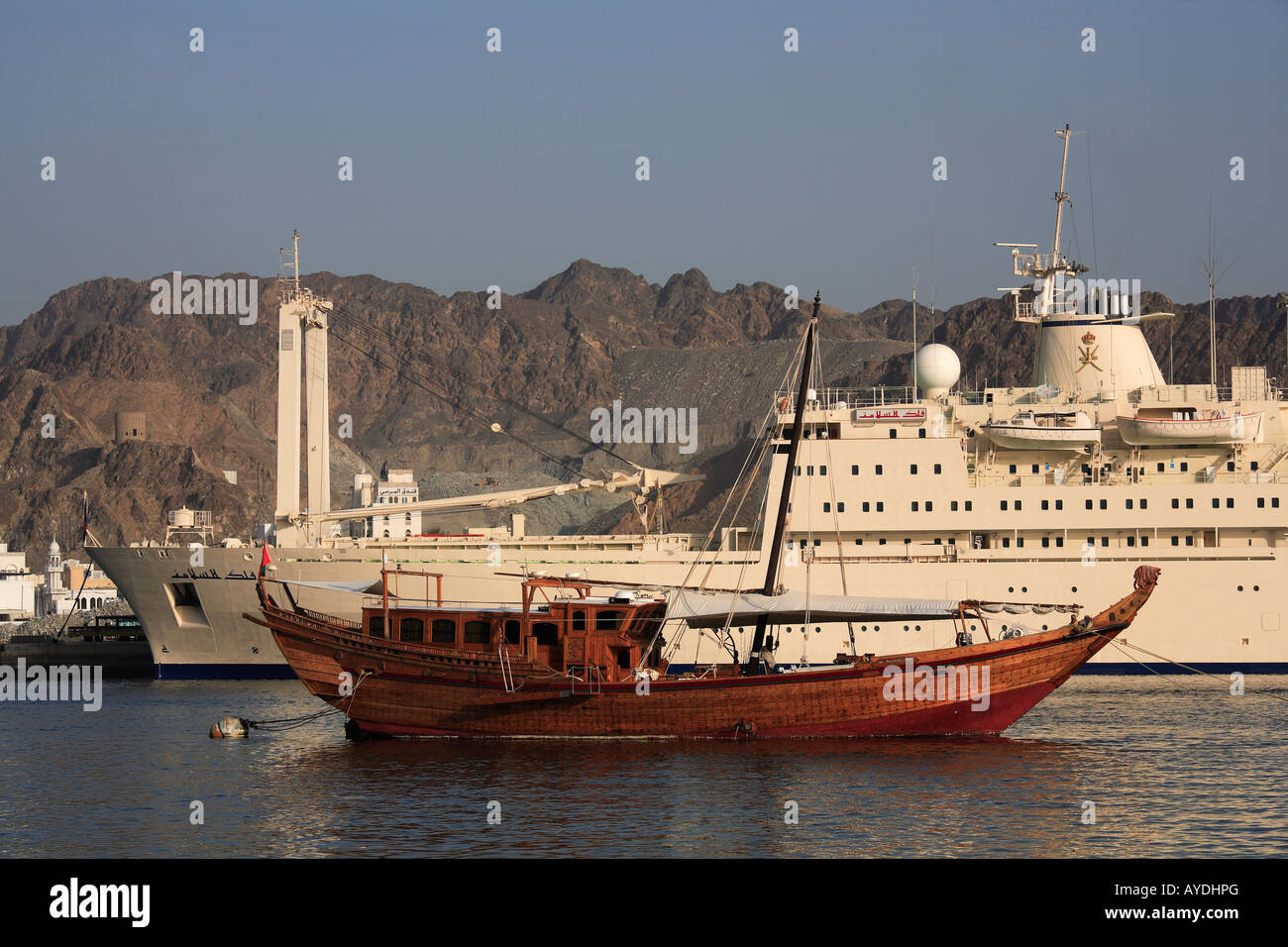 Oman Muscat Mutrah harbour old and new ships Stock Photo - Alamy
