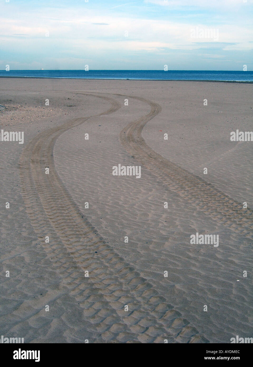 car tracks in sand Stock Photo - Alamy