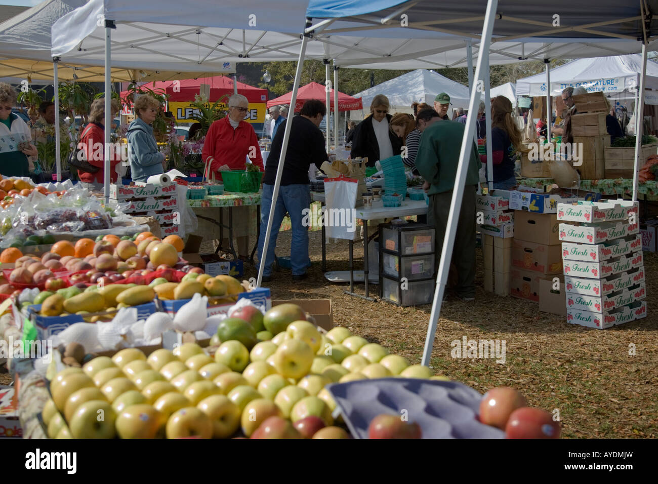 Shoppers at an outdoor market Stock Photo - Alamy