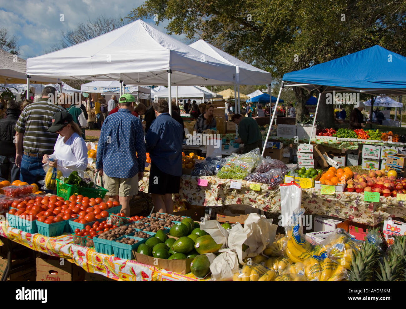 Shoppers at an outdoor market Stock Photo - Alamy