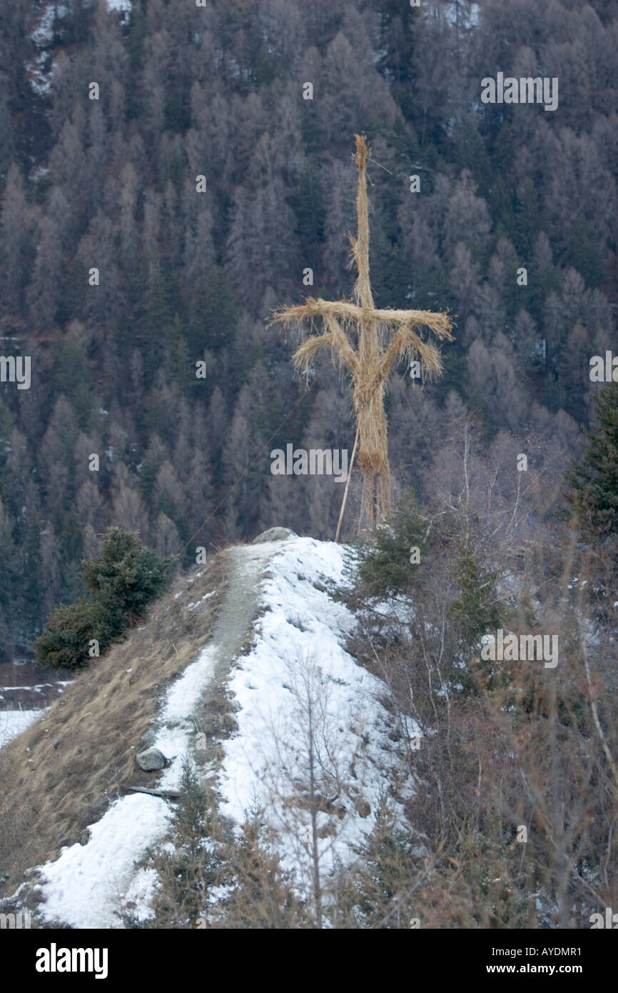 Straw cross hi-res stock photography and images - Alamy