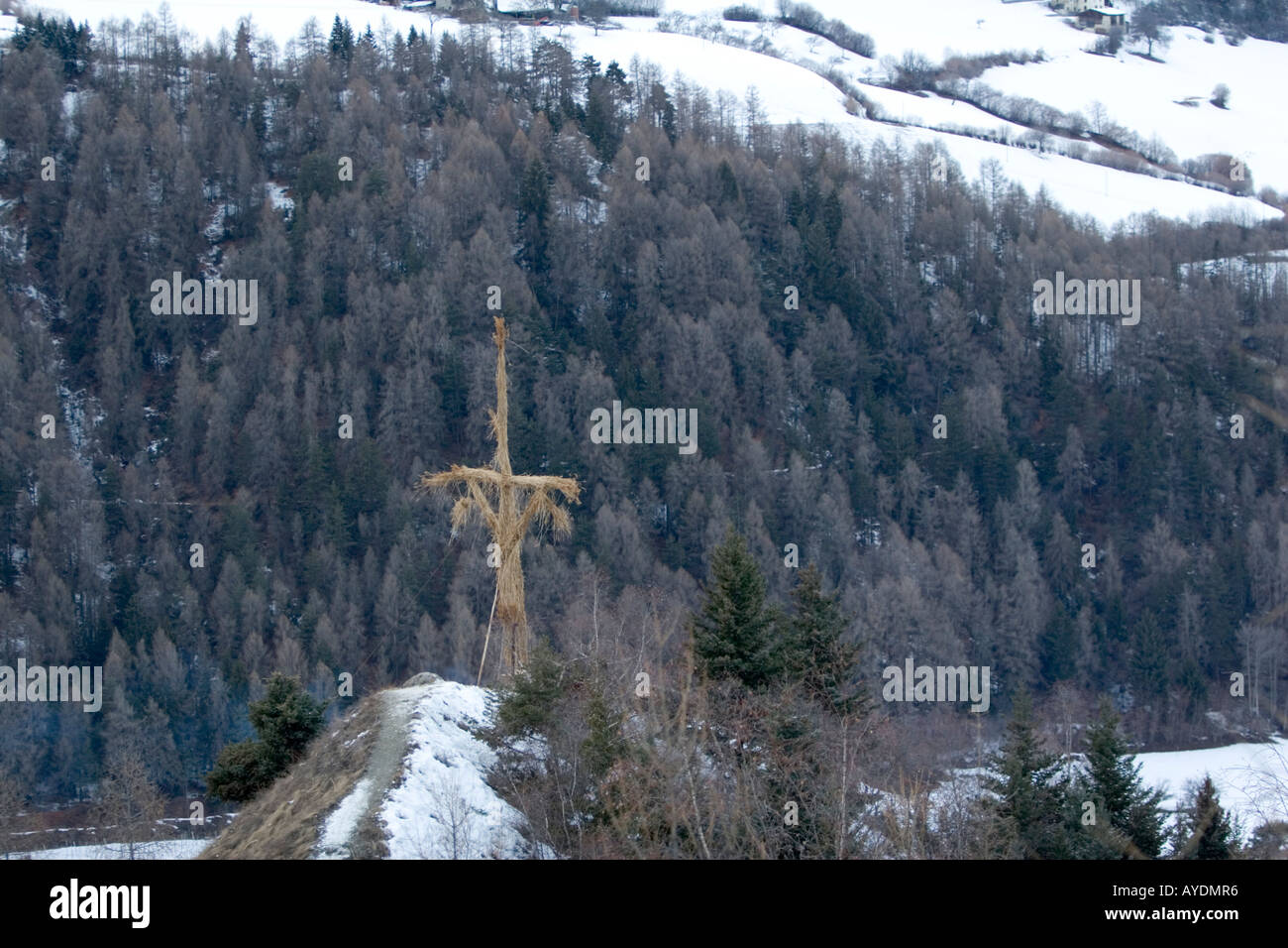 Straw cross hi-res stock photography and images - Alamy
