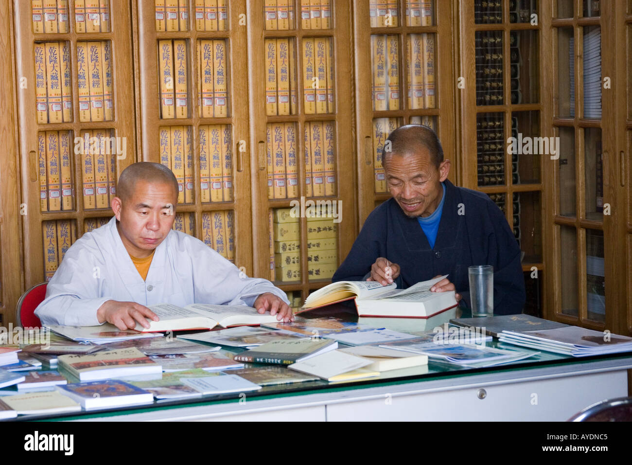 Two chinese buddhist monks hi-res stock photography and images - Alamy