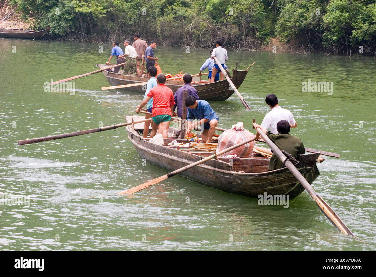 Chinese peapod boat fishermen returning home on the Yangtze River in ...