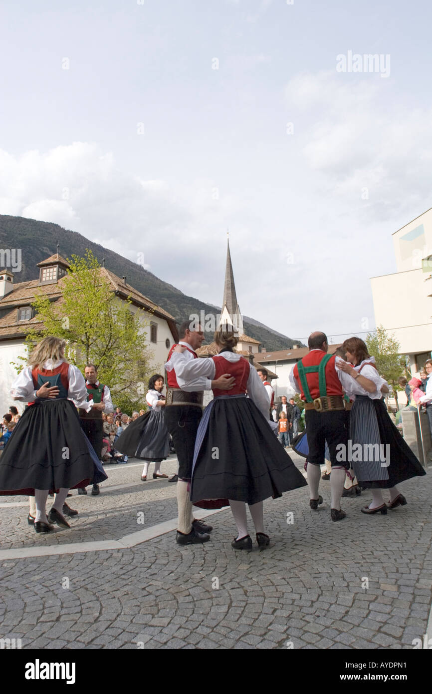 Morris dancing and maypole hi-res stock photography and images - Alamy