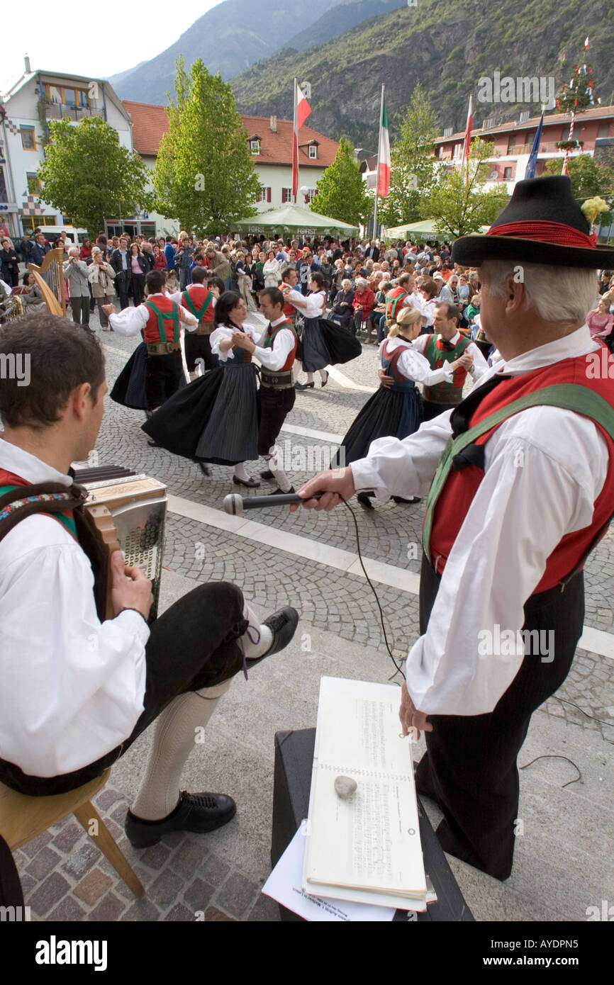 Morris dancing pole hi-res stock photography and images - Alamy