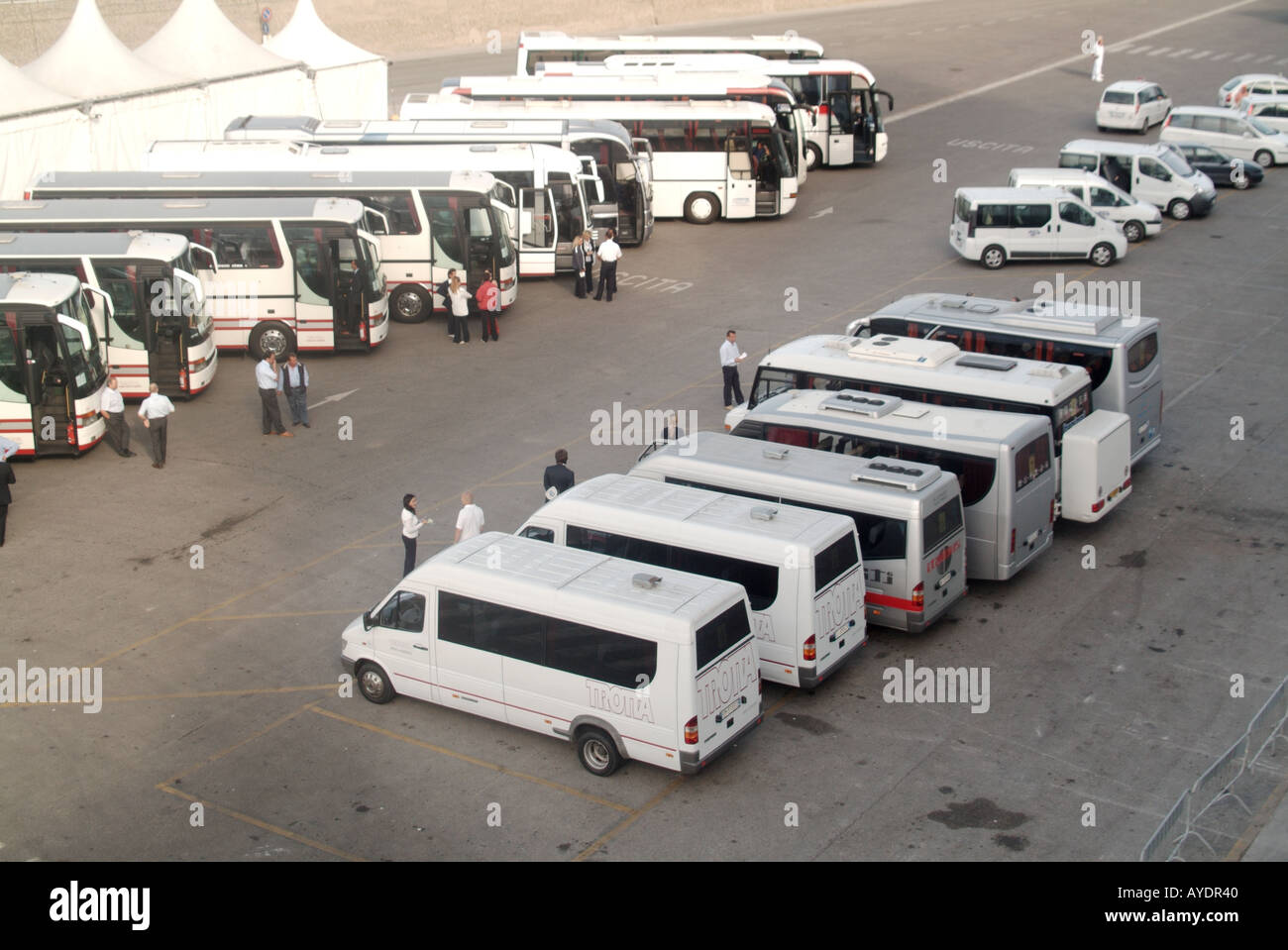Minibuses waiting hi-res stock photography and images - Alamy